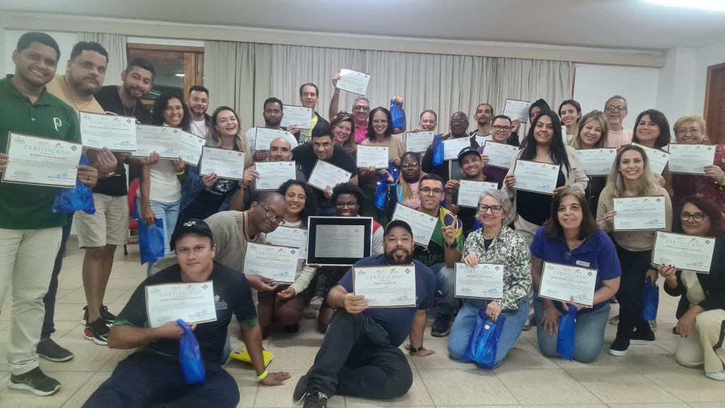 Escola de Comunhão e universitários das FATRI realizam “Despertar da ...